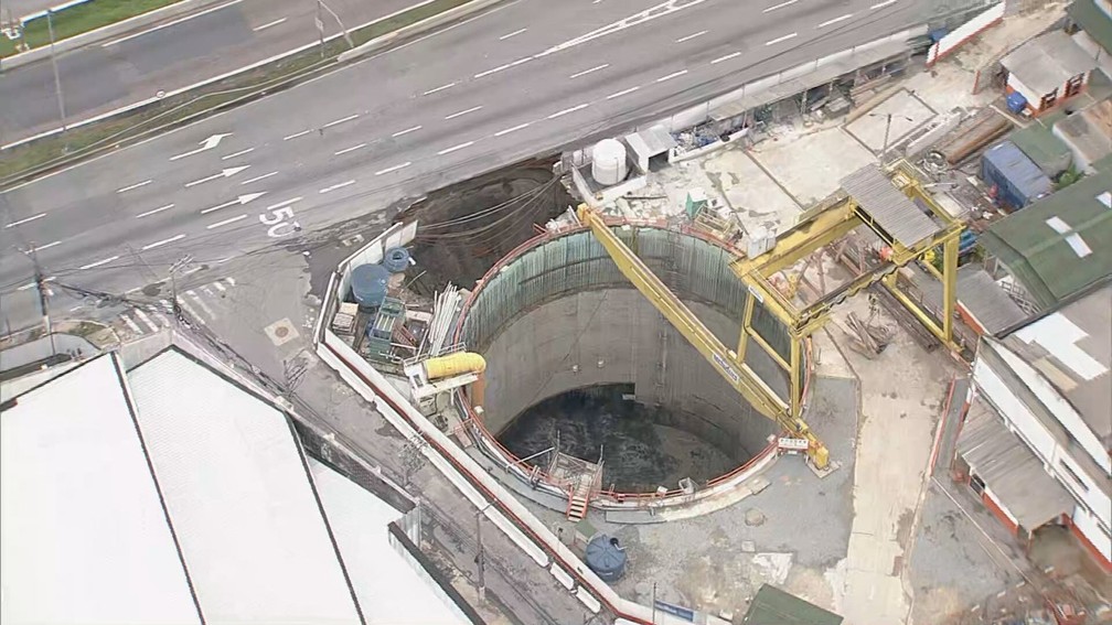 Asfalto cede e abre buraco ao lado da obra do metrô na Marginal Tietê ...