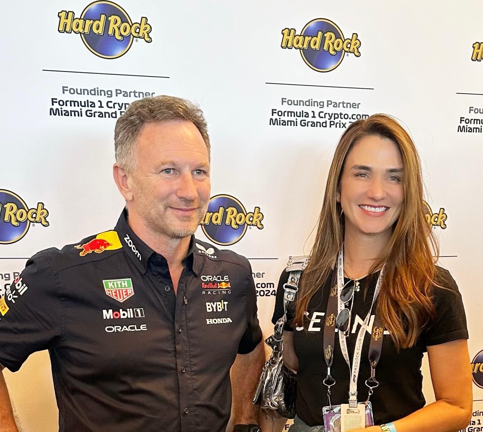 Michelle Ramalho posa ao lado de Christian Horner no GP de Miami da ...